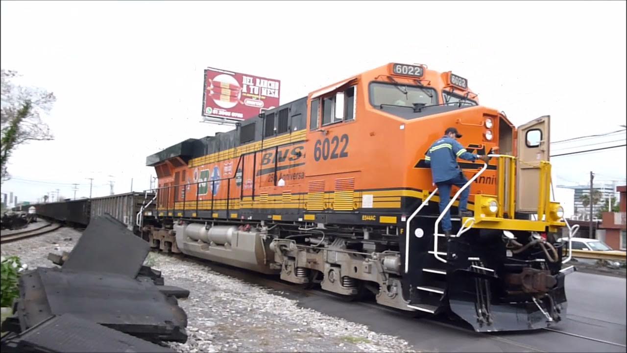KCSM SD70ACe #4202 y BNSF ES44AC #6022 25th Anniversary Commemorative Unit Servicio de patio a ...
