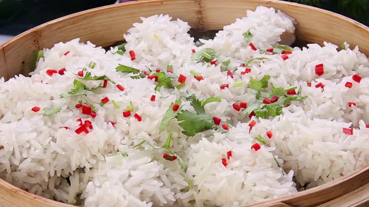 Steamed chicken in lotus leaf - YouTube