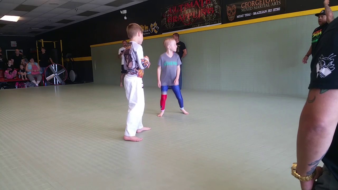 BJJ Killer Bees no gi round 1 win JUNE CARTER SMASH - YouTube