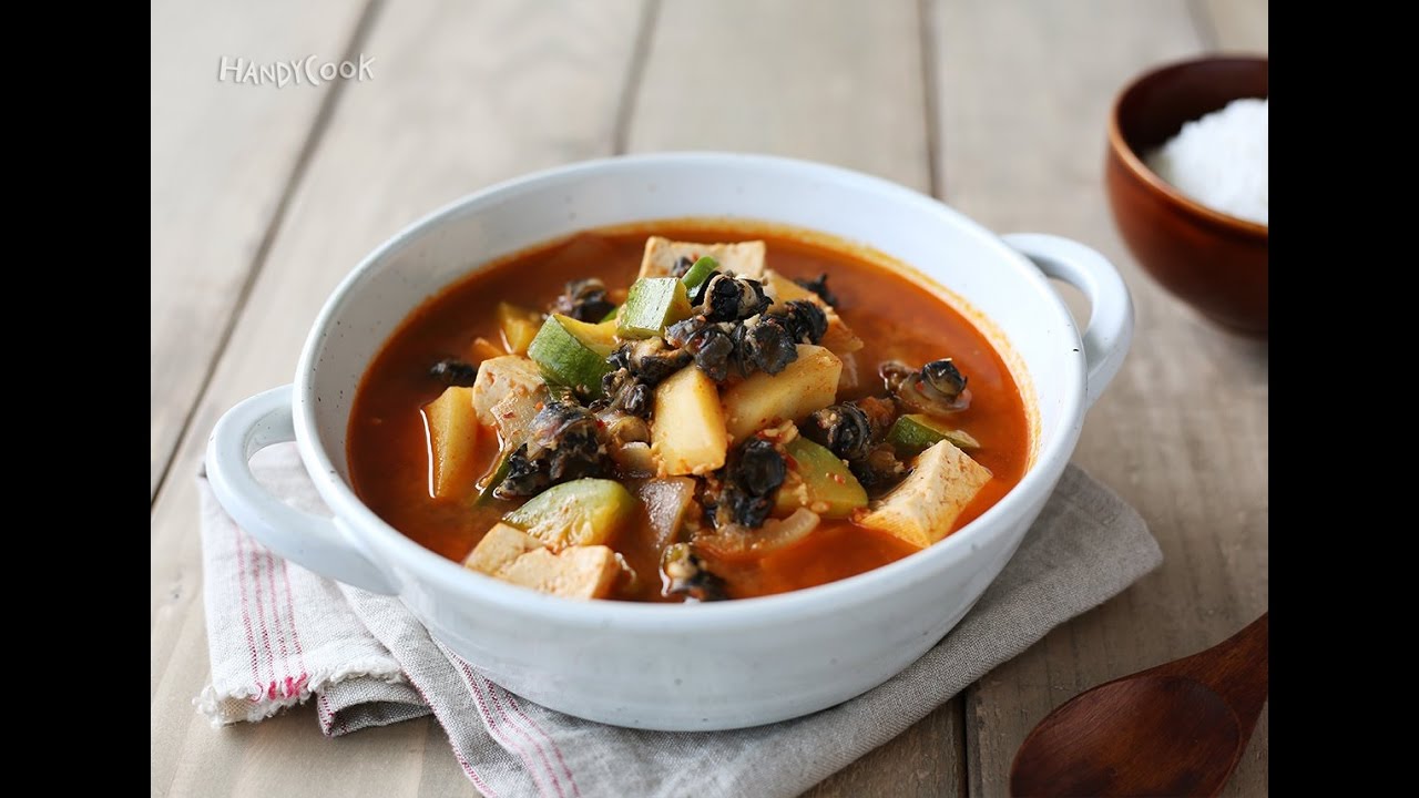 우렁된장찌개( Soybean Paste Stew with Snails / タニシ入りテンジャンチゲ ) - YouTube