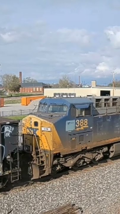 CSX 7239 leads and Head's East - YouTube