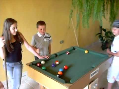 crianças jogando sinuca na casa do sérgio