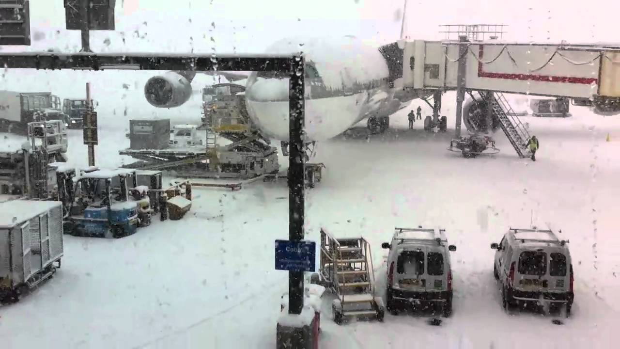 Heathrow London in Snow Storm, Dec 2010 - YouTube