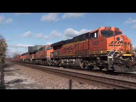 BNSF WB Mixed Freight with SD40-2 Trailing Meets BNSF EB Mixed Freight. Olathe, KS 11/16/22 ...