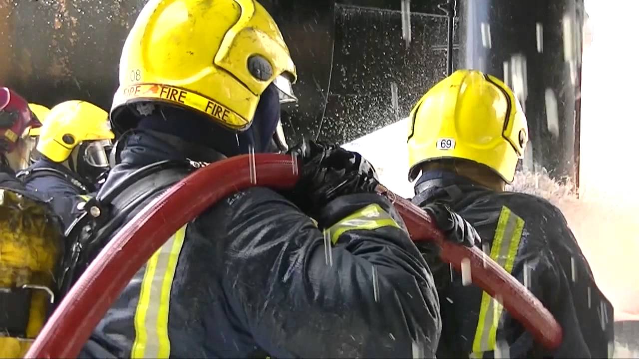 Undercarriage fire on a CAT 9 with a fuel spillage - YouTube