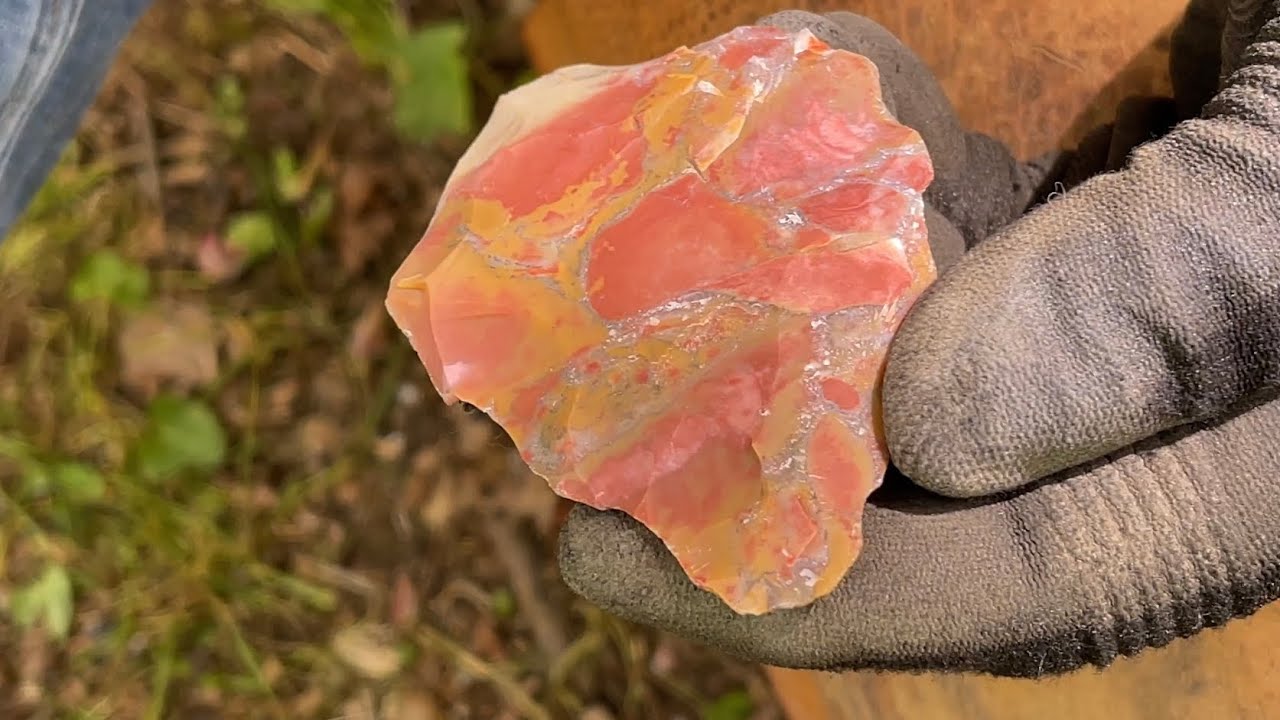 Flint knapping a piece of Nethers Flint Ridge. - YouTube