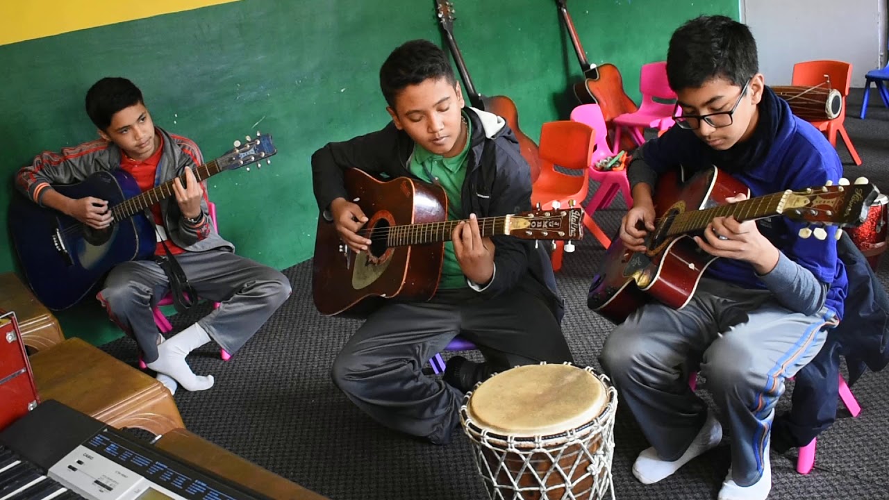 Students practicing music during music class. - YouTube