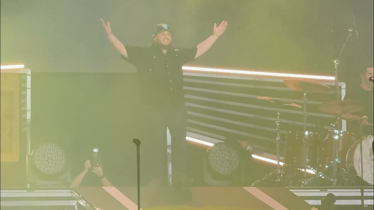 Luke Combs- Must’ve Never Met You (Live @ American Family Field in ...