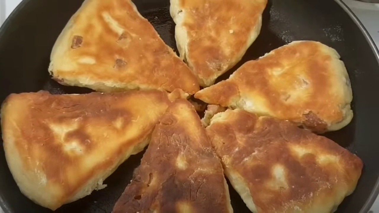 Turte rapide la tigaie cu salam! Sunt gustoase si se mănâncă într o ...
