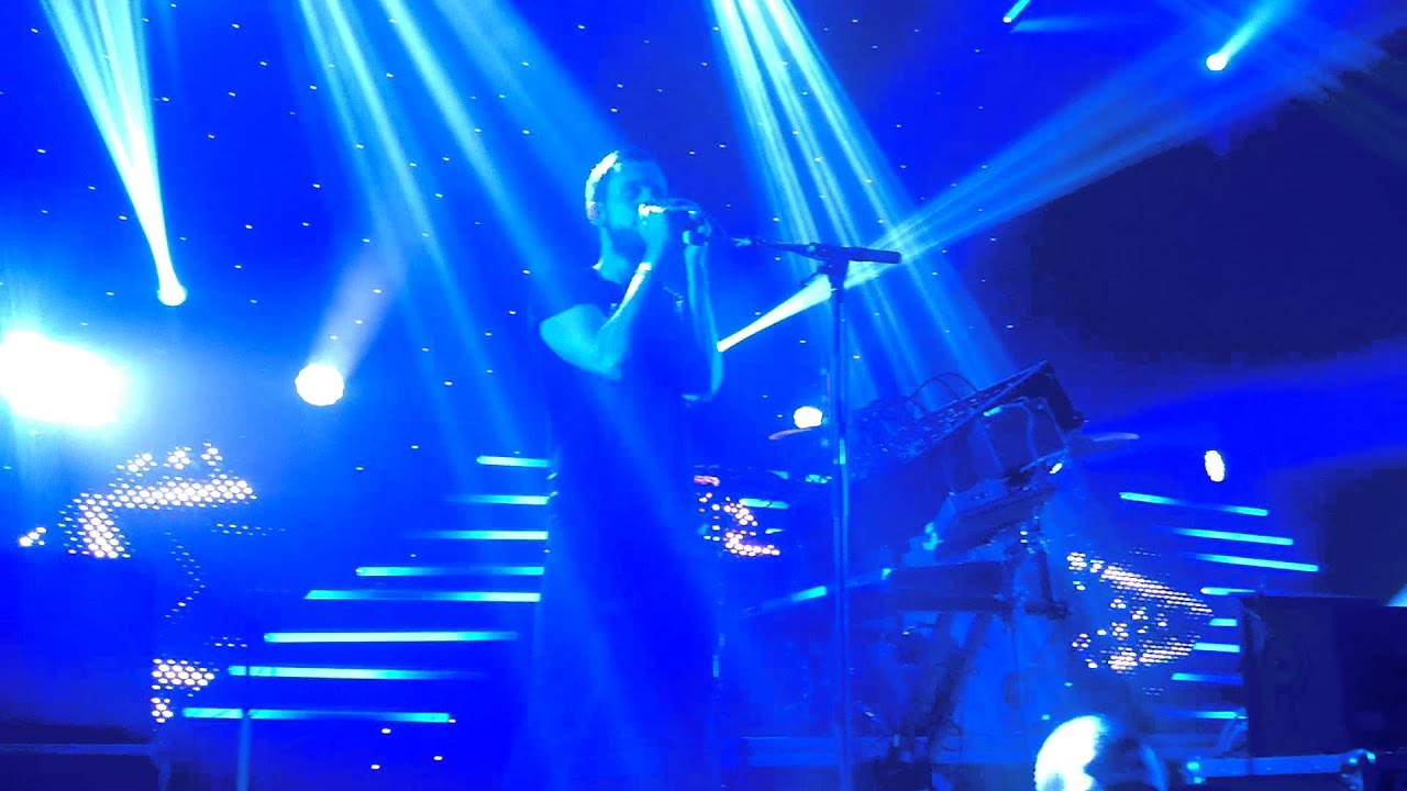 M83 Midnight City LIVE - YouTube