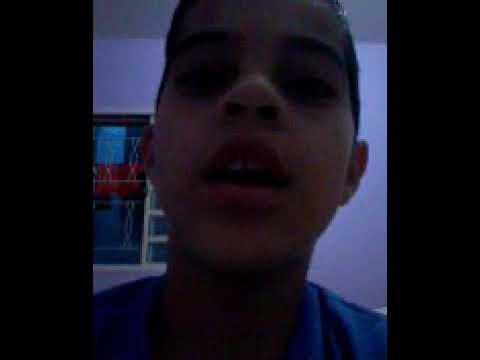 O menino tocando