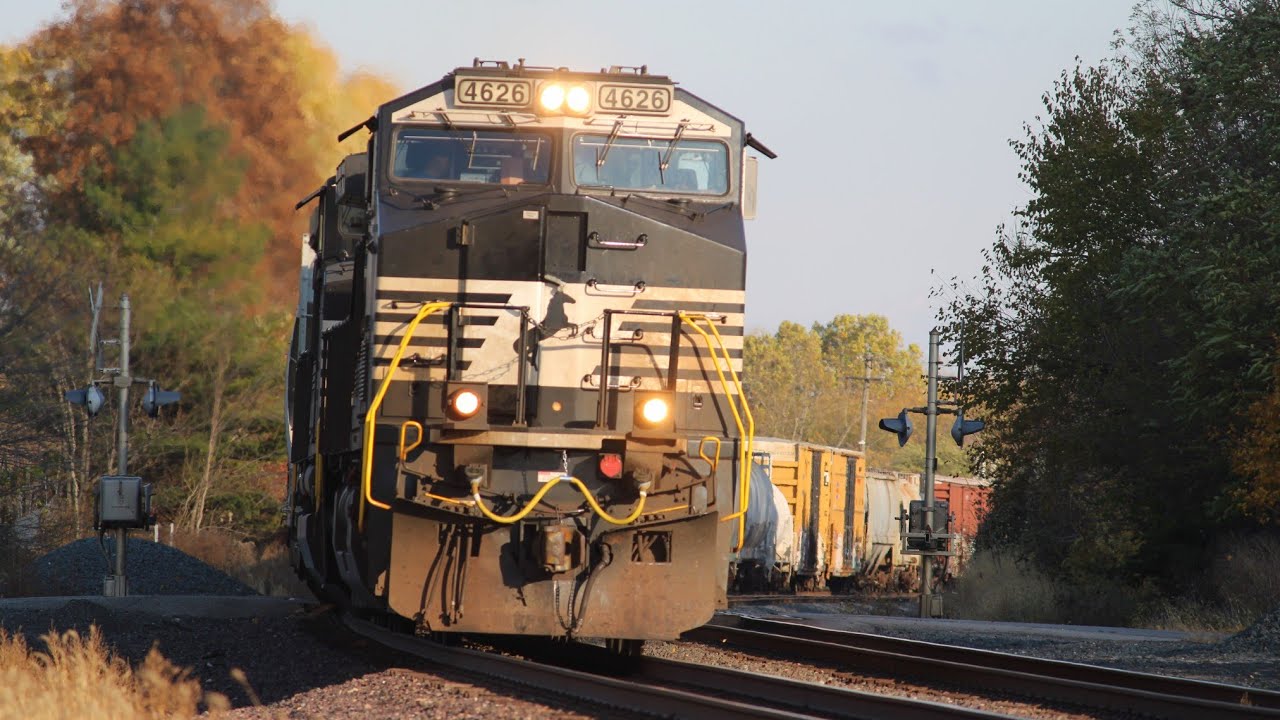 NS 37E at CP379 in Kendallville Indiana - YouTube