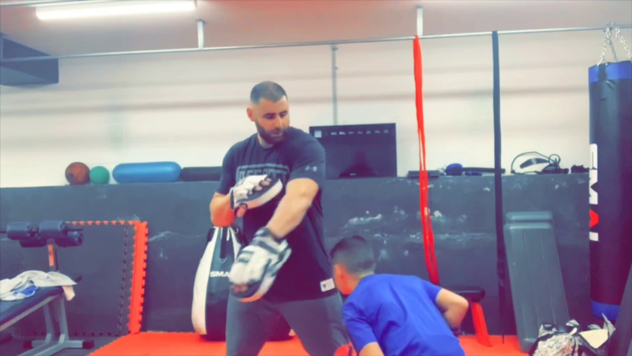 Kid boxing pads training - YouTube