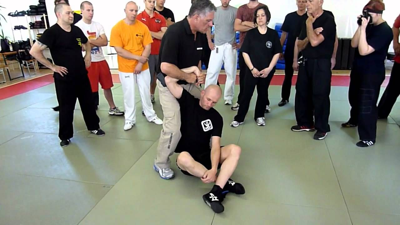 KRAV MAGA SELF DEFENSE ITALIA SALZBURG FREE NECK LOCK TAKE THE THUMB ...