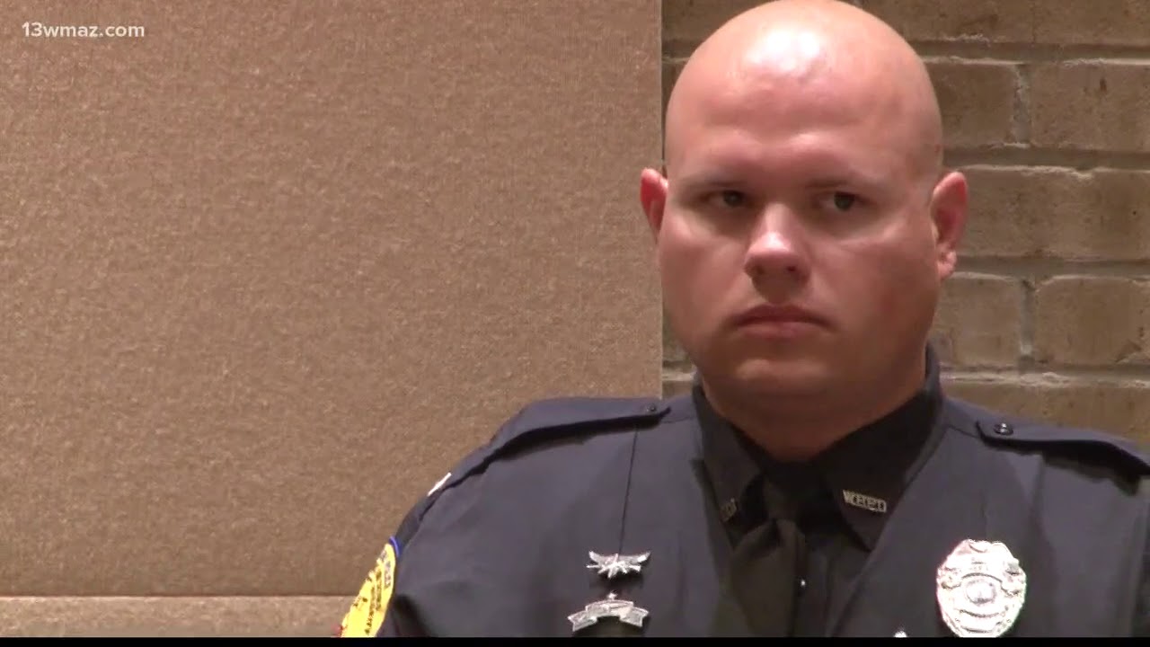 Warner Robins police officer given Valor Award - YouTube