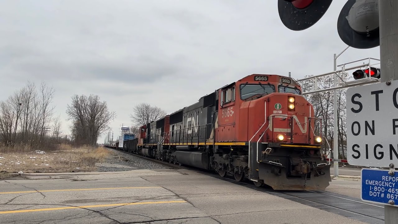 CN SD75I’s #’s 5665 & 5792 lead CN L507 north through Wyandotte, MI (3/12/23) - YouTube