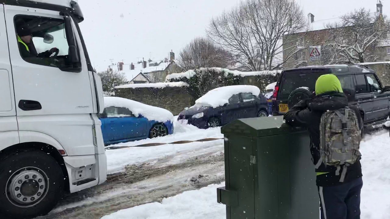 Towing a stuck lorry with a Land Rover and a Volvo! - YouTube