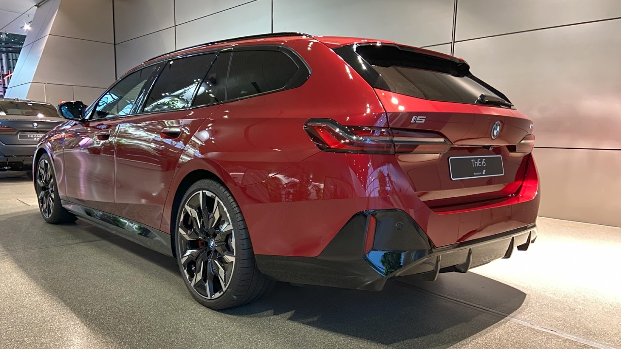 2025 BMW i5 M60 G61 in Fire Red metallic - YouTube