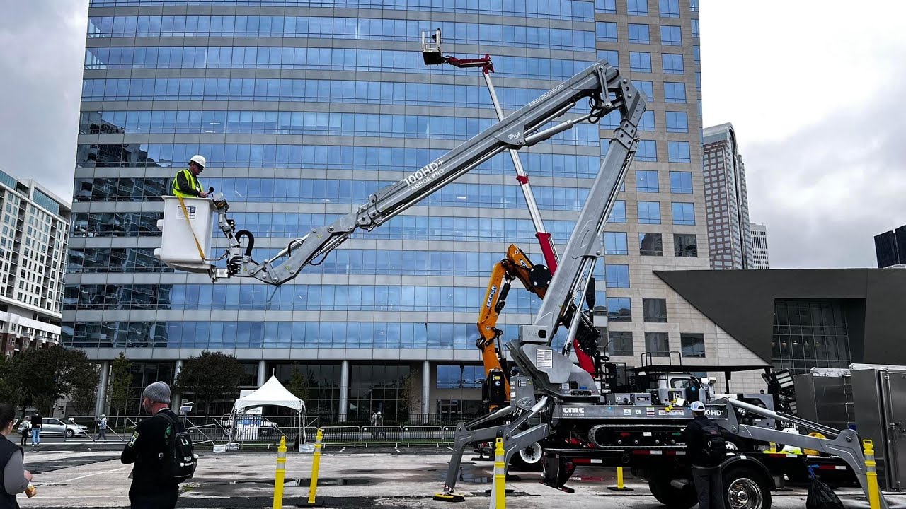 Flying the new CMC 100' spider lift - YouTube