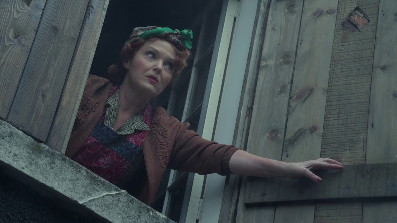 Muppets Most Wanted: Kermit Goes Out for a Stroll - YouTube