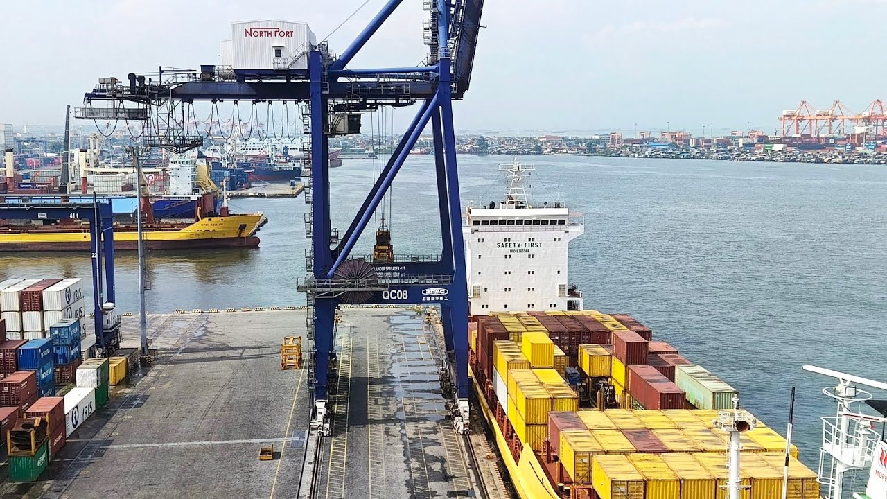 Loading and Unloading with Heavy Hatch Covers on MCC Gigantes - Maersk ...