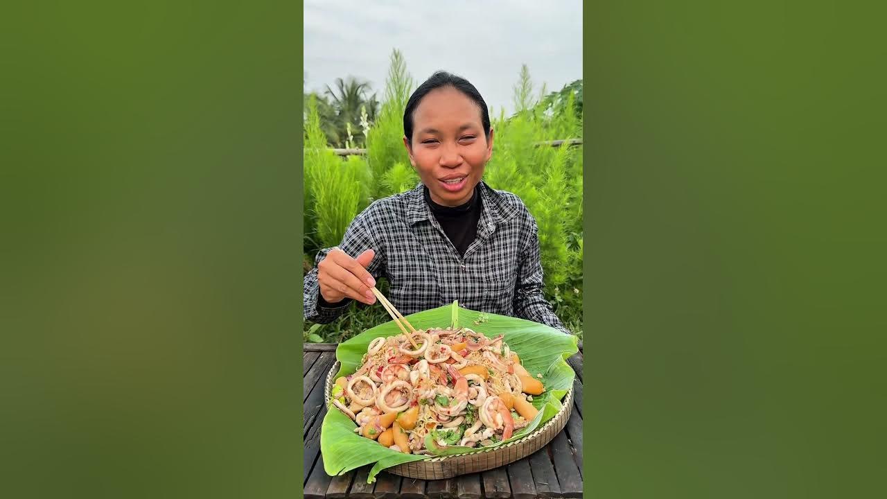 មីក្រឡុកទឹកប្រហុកគ្រឿងសមុទ្រ Chhom Sreypach - YouTube