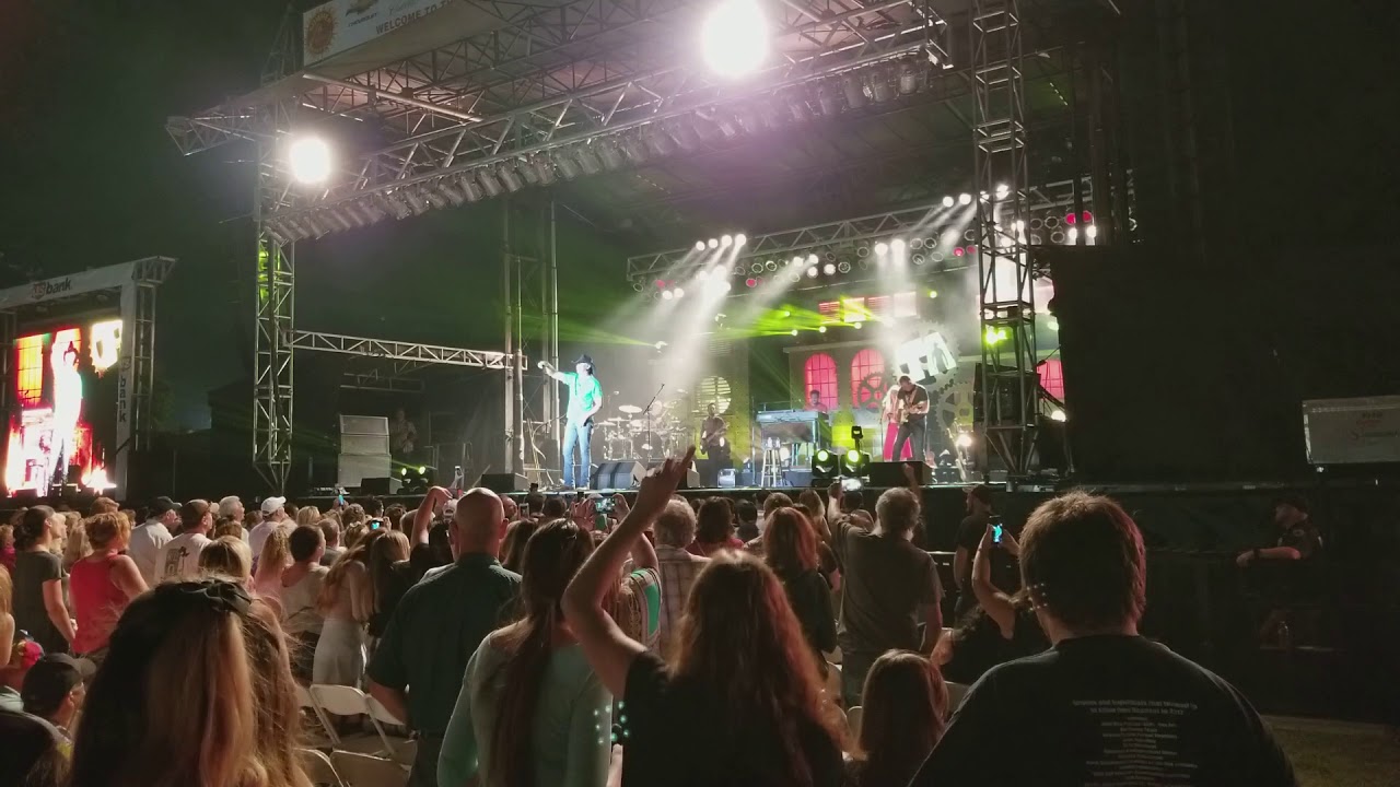 Honky Tonk Badonkadonk- Trace Adkins - YouTube