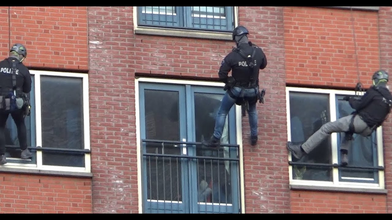 DSI doet inval in woning in Den Haag - YouTube