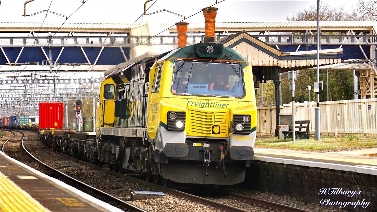 Class 70: 70001"Powerhaul" Screams Through Tilehurst - YouTube