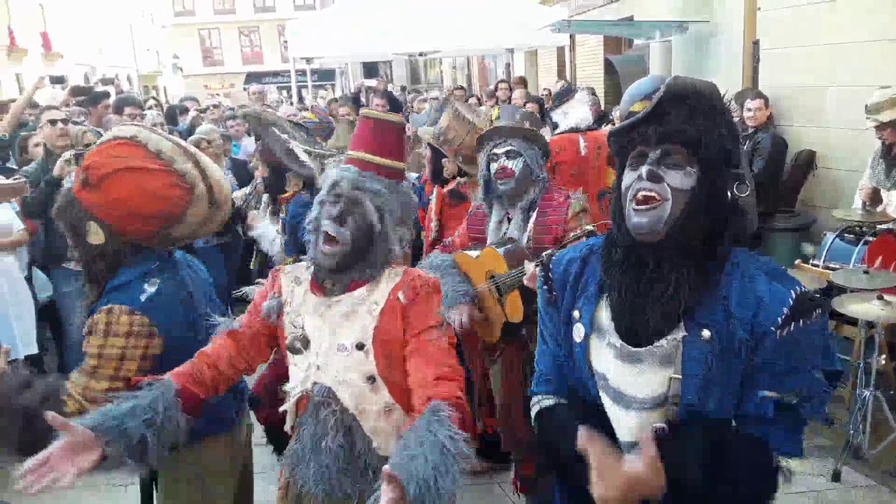 Coplas de Carnaval en las calles de Oviedo - YouTube