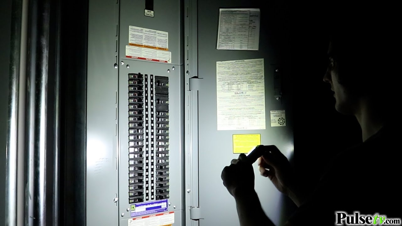 400LM VersaBeam Task Light - YouTube