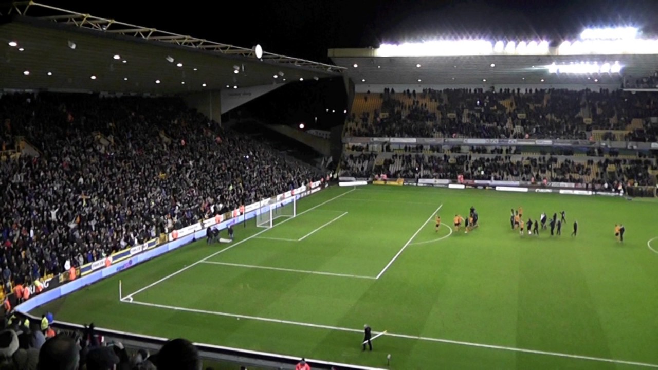 WHO! WHO! WHO'S THE DADI? ICELANDIC CLAP MOLINEUX, WOLVES VILLA - YouTube