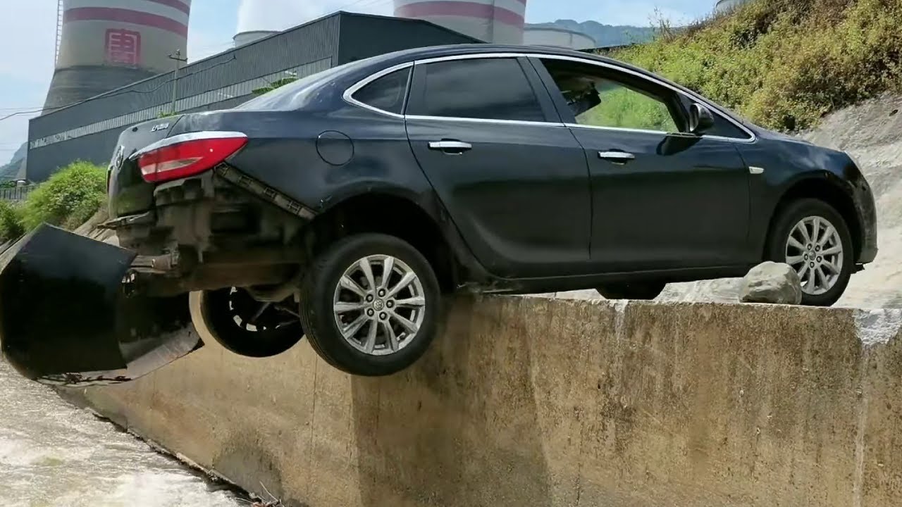 How to rescue yourself when two wheels of a car fall off a bump - YouTube