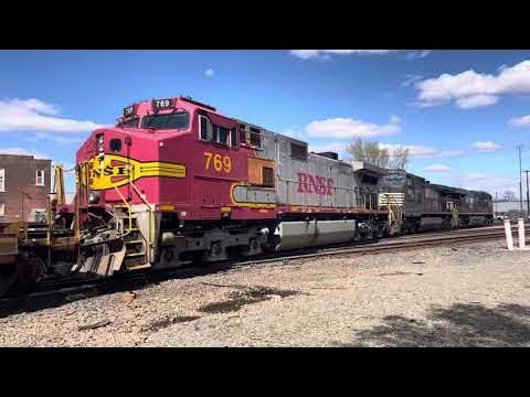 NS 26C clears Muncie with BNSF769(warbonnet) trailing 3rd of 3 - YouTube