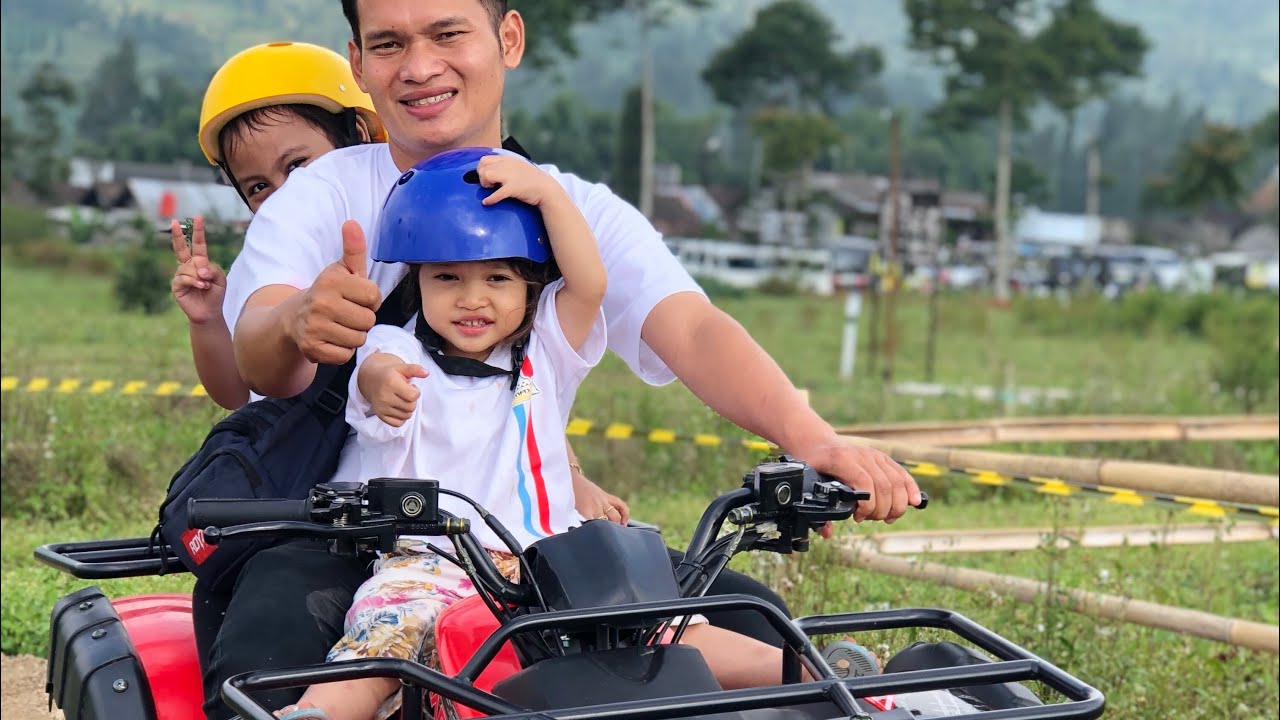 Aqilla Bermain motor motoran bersama ayah dan teman teman - YouTube