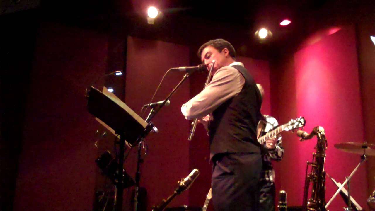 Craig Sharmat performs Aqua Do Brasil live at Spaghettinis - YouTube
