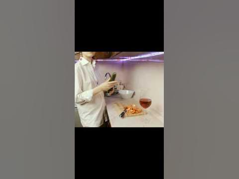 девушка и огурец - YouTube