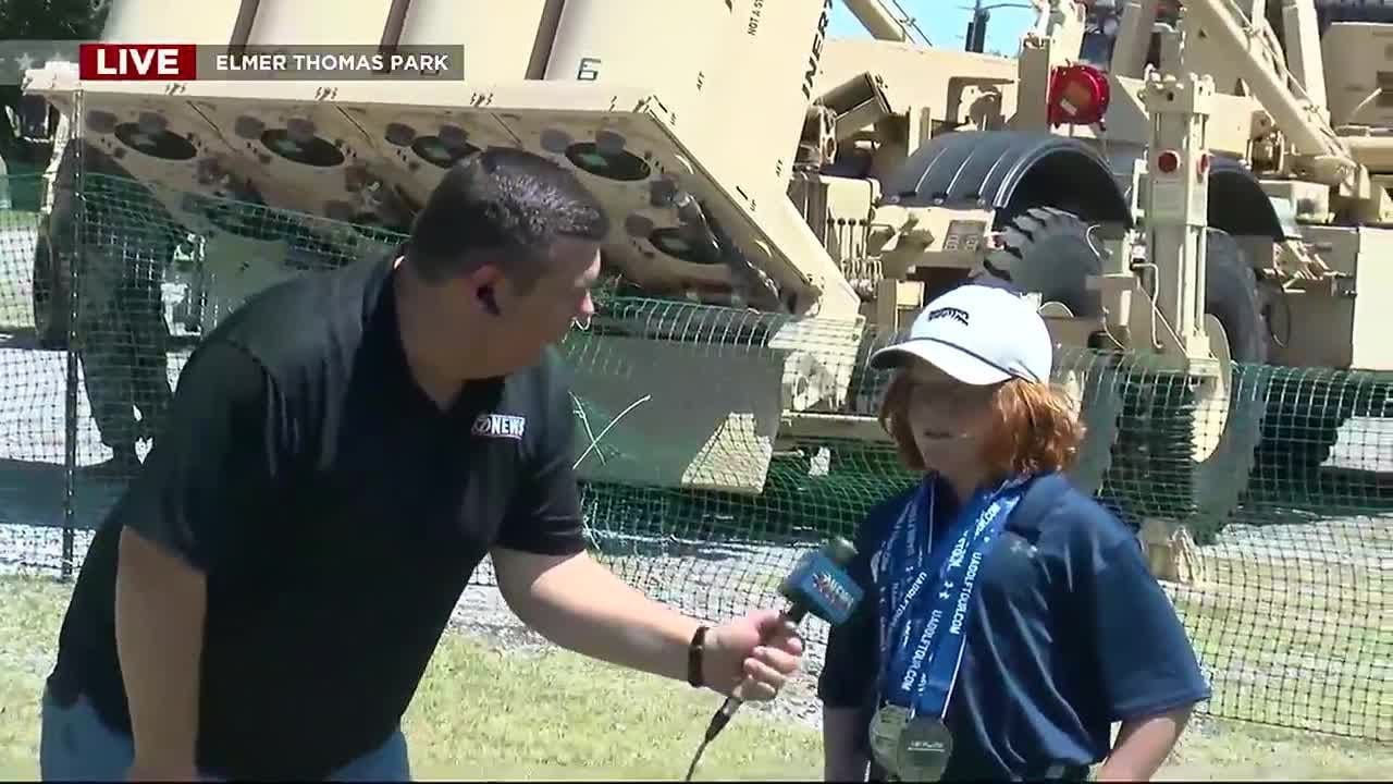 7News' Lexie Walker and Kyle Weatherly parade goers - YouTube