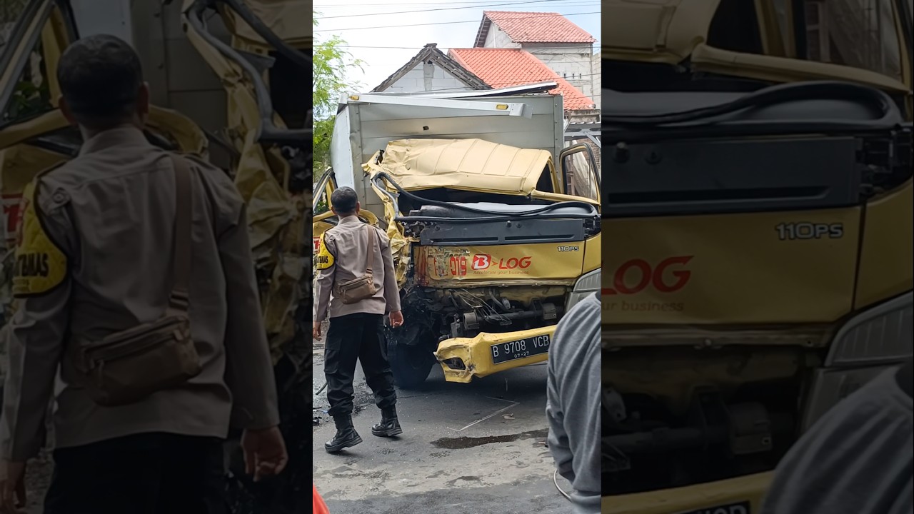 Evakuasi laka truk b-log vs truk dam pasir di barat pom Kedungsari ...