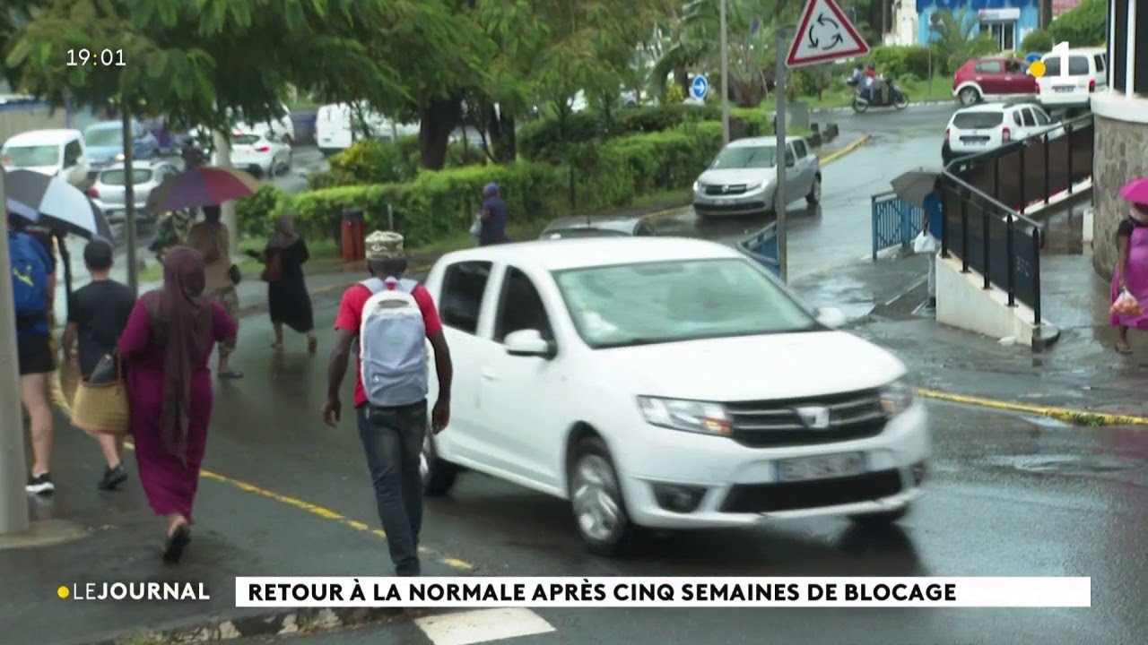 Retour à la normale après cinq semaines de blocage - YouTube