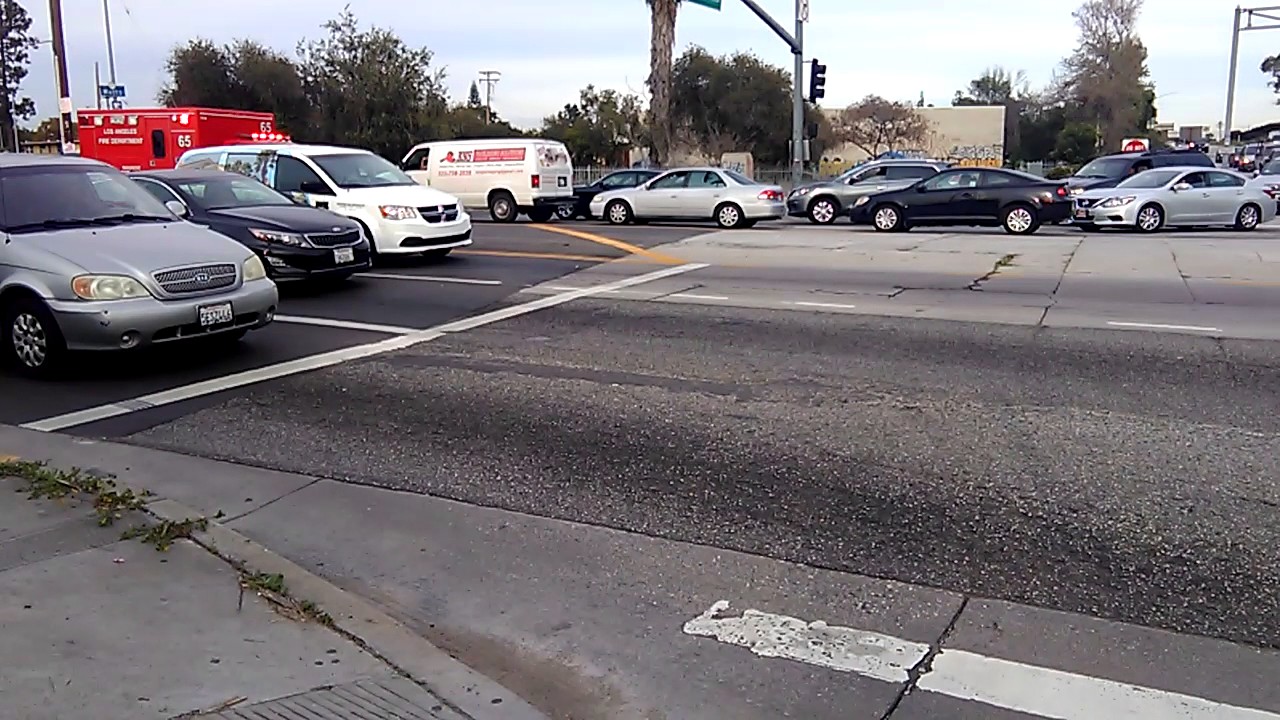 LAFD RA 65 responding code 3 - YouTube