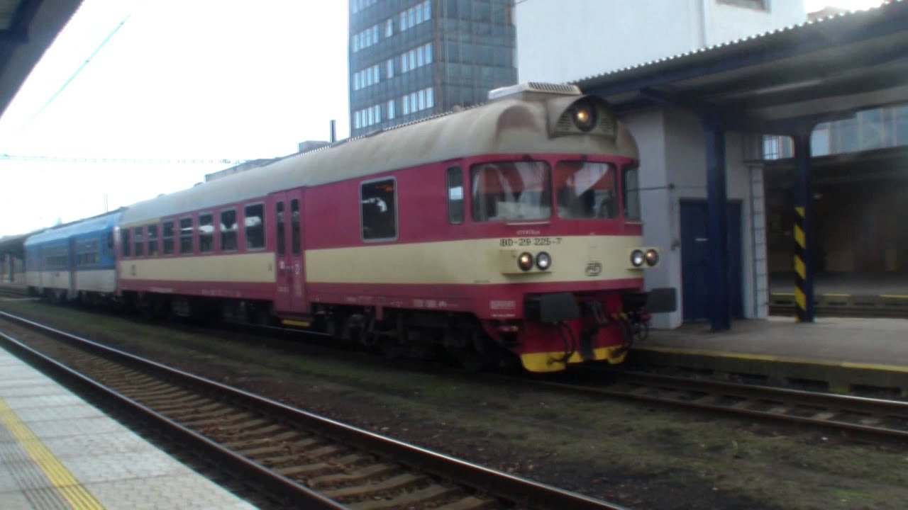 Vlaky ve stanici most - YouTube