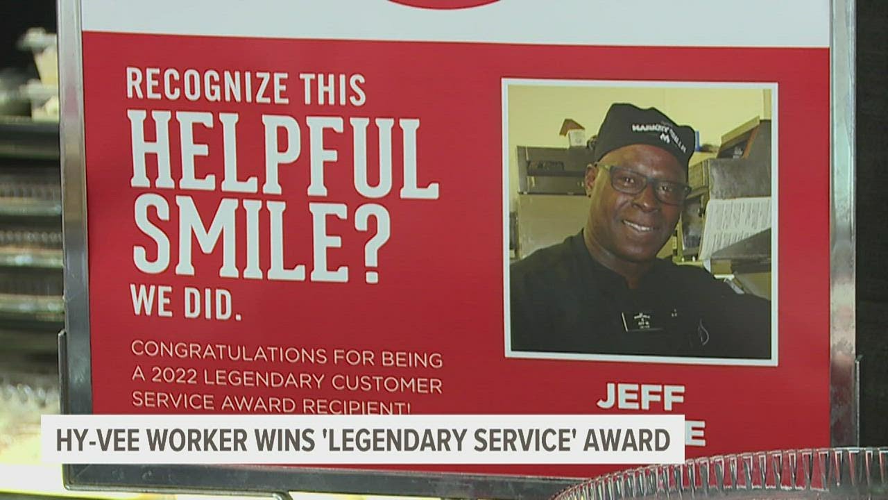 Davenport Hy-Vee worker wins Legendary Customer Service Award - YouTube