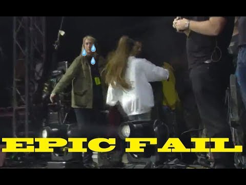 Ariana Grande hug fail in Manchester - YouTube