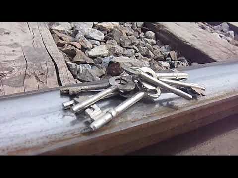 TRAIN VS KEYS - YouTube