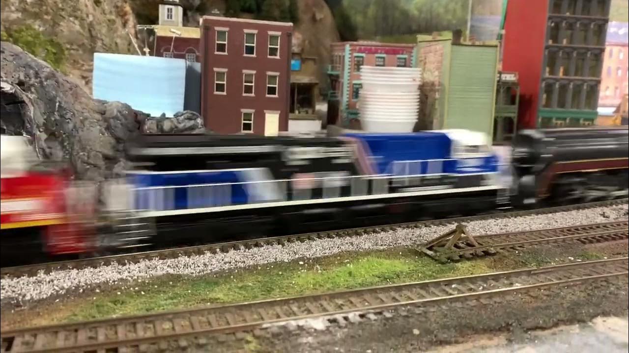Ho Scale CSX Pride in Service Locomotives 1776 911 & 3194 fly down the line. - YouTube