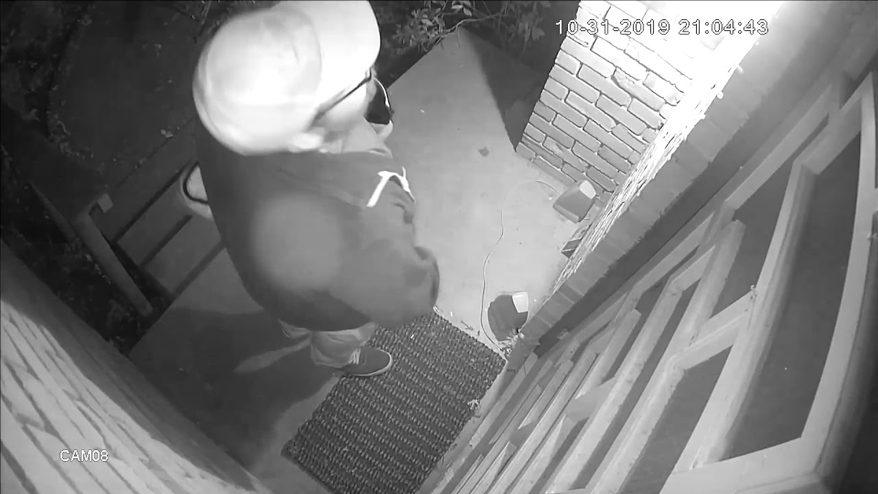 Pizza delivery guy dancing to Thriller whilst he thinks nobody sees ...