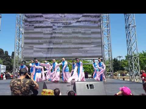 ``Azeri incileri` reqs ansamblinin ifasinda`` cin`` reqsi  Reqse Samira Musim qurulus verib