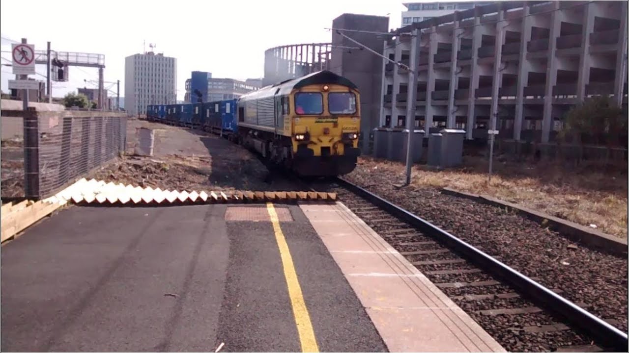 Class 66 Frieghtliner 66528 Passing Manors (CLAG) - YouTube