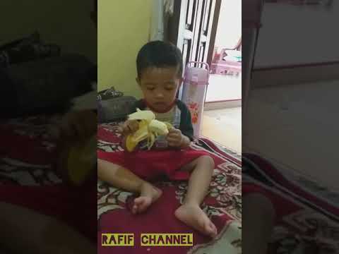 Cara Asyik Makan Pisang/Balita Lucu/Eating Banana